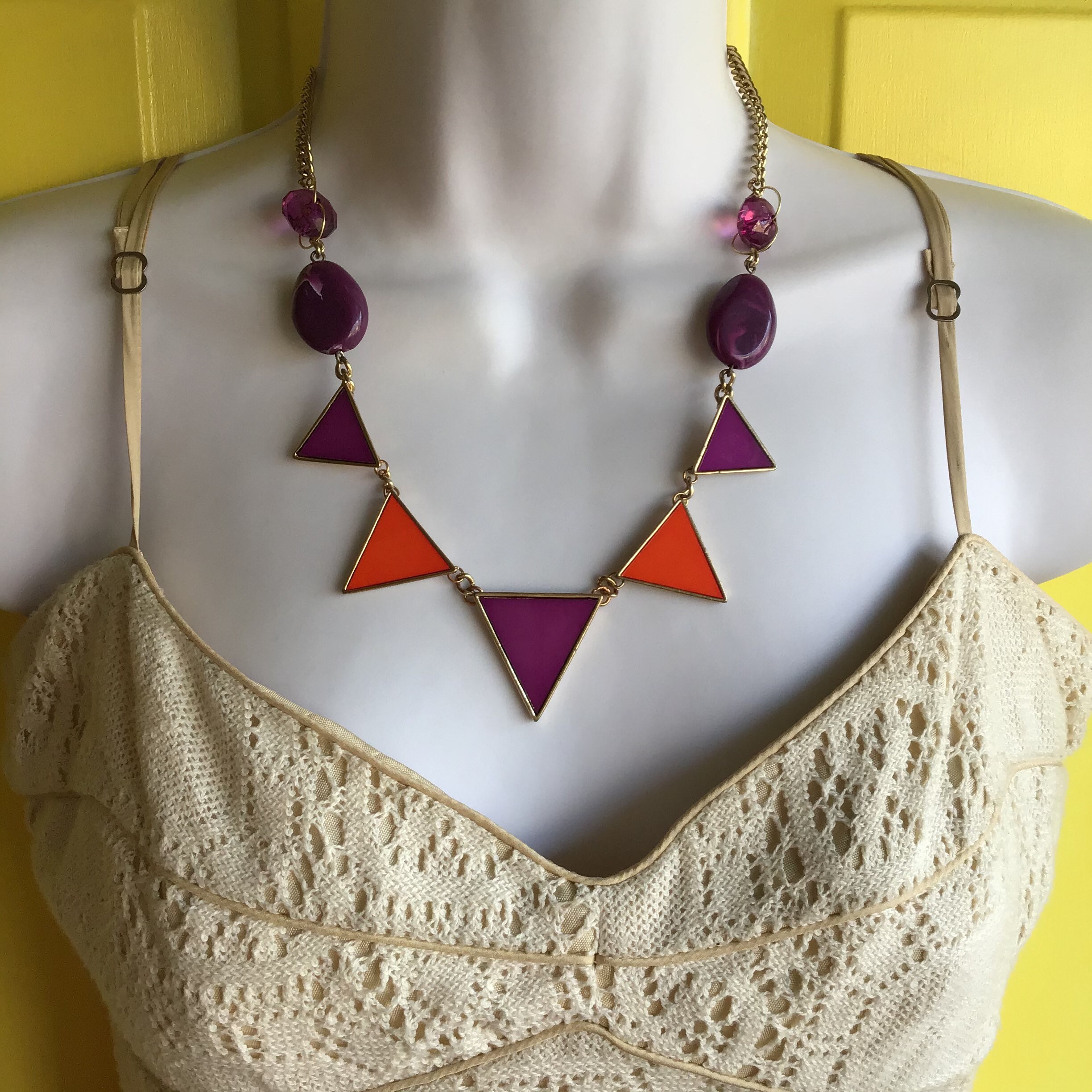 Collar geométrico púrpura y naranja con cadena de oro y triángulos ...
