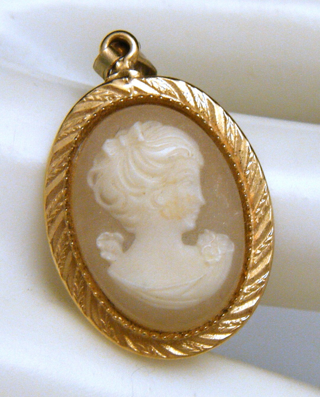 Vintage Resin Cameo Pendant Pale Gold Tone - Etsy