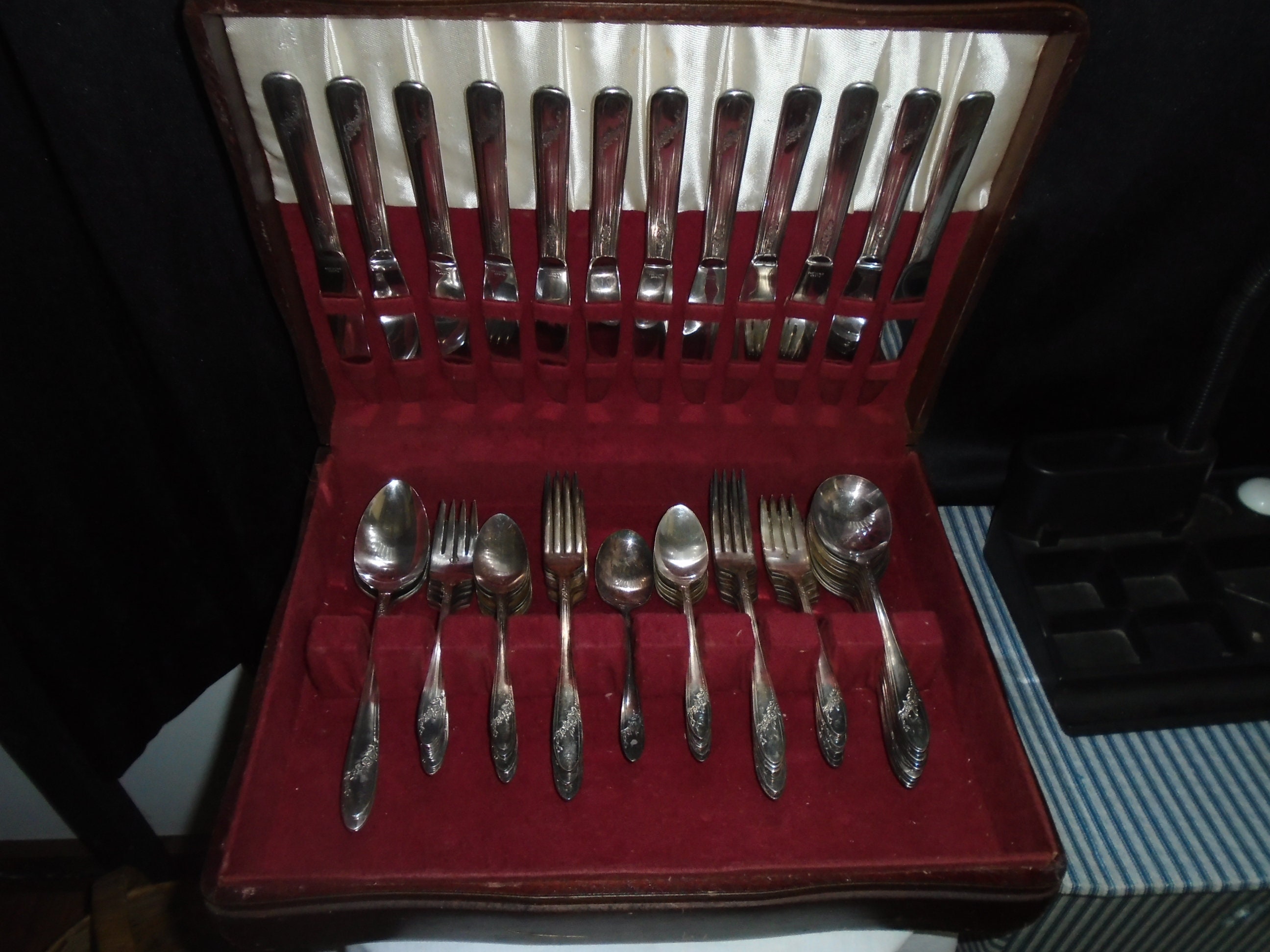 Queen Bess II Tudor Plate Oneida Community 64 Piece Wooden Queen Bess II Tudor Plate Oneida Community 64 Piece Wooden