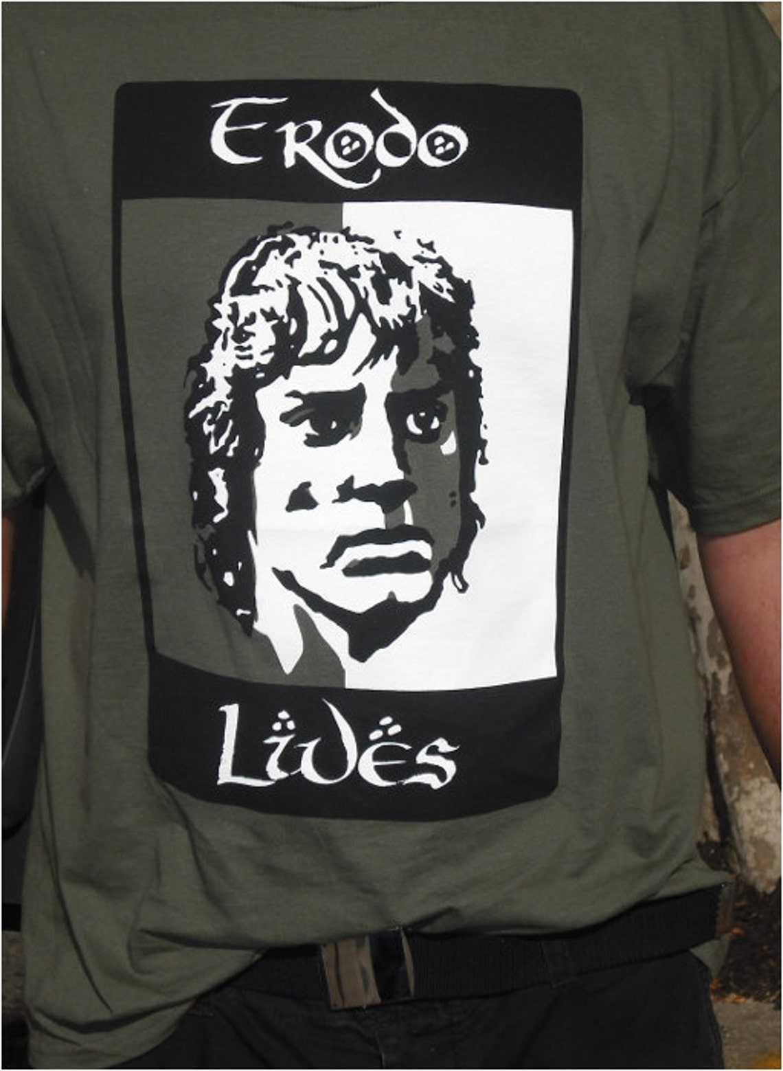 Frodo Lives T-shirt - Etsy