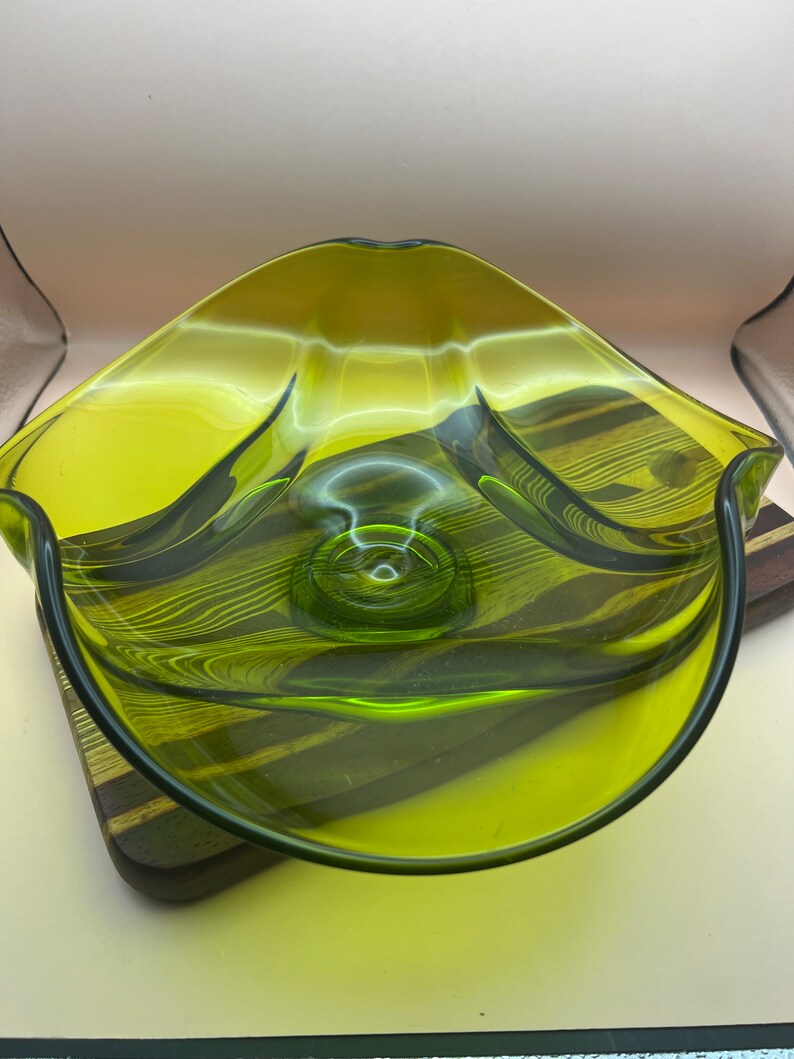 Viking Glass Avocado Glass Tri Corner Console Bowl. Mid Century Modern ...