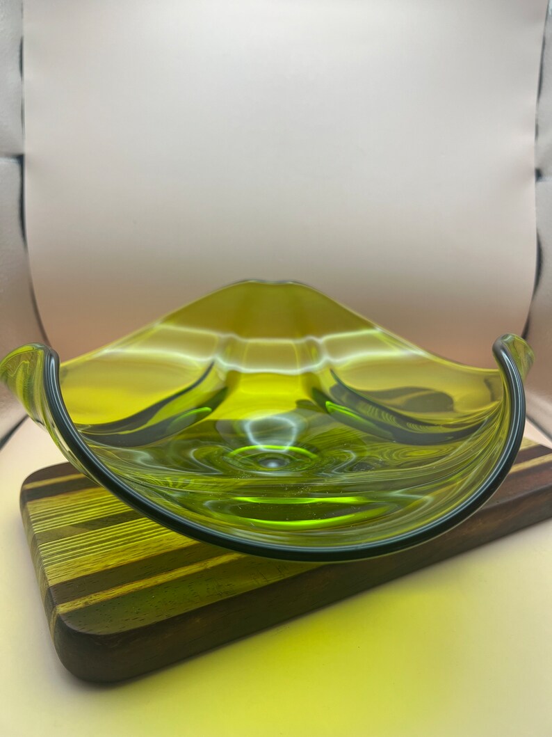 Viking Glass Avocado Glass Tri Corner Console Bowl. Mid Century Modern ...