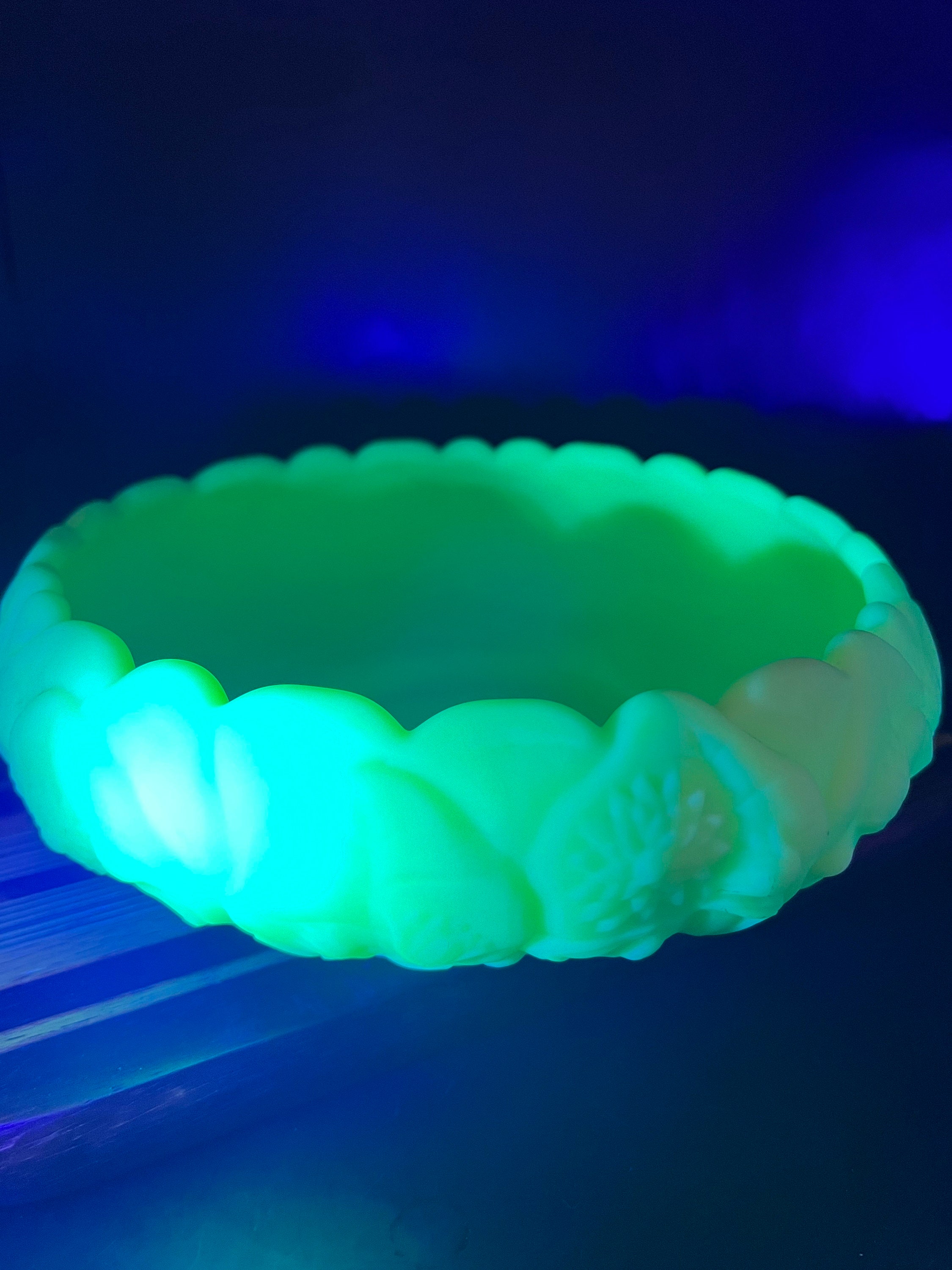 Fenton Lime Satin Custard Water Lily Bowl / Fenton Poppy. Uranium Glow ...