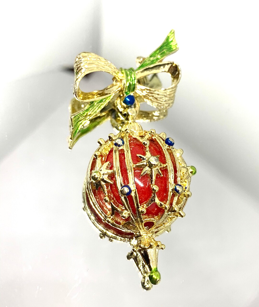 Broche d'ornement de Noël rouge Lucite vintage avec ruban et nœud dorés ...