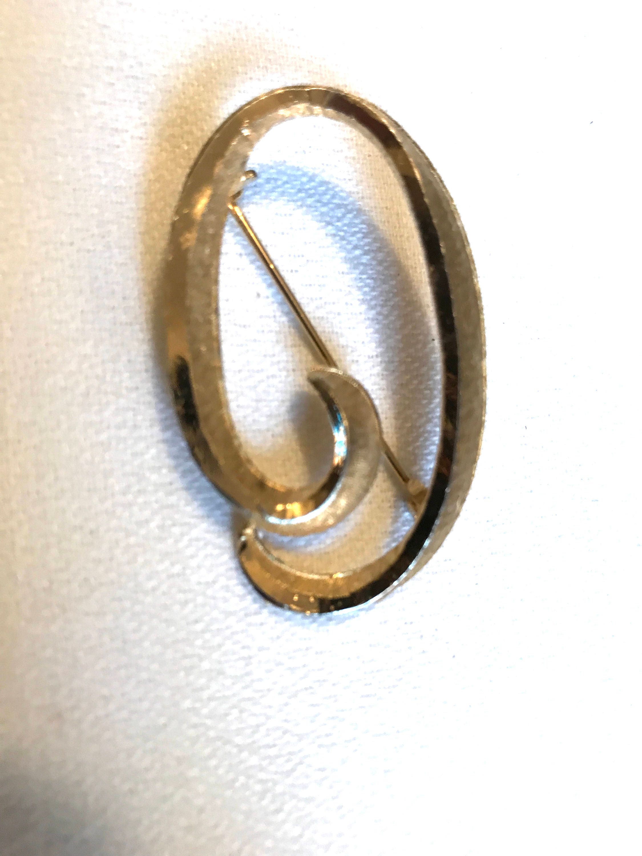 Vintage elegant Goldtone Letter O initial brooch pin with signed Manselle