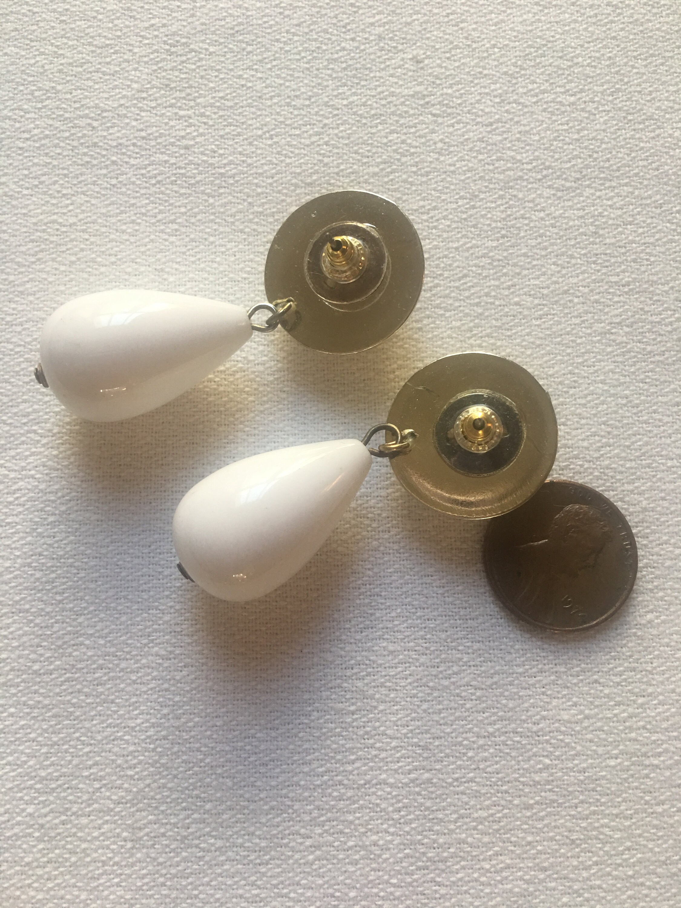 Cool & Nice Summer White Vintage mid century Teardrop Dangle Earrings