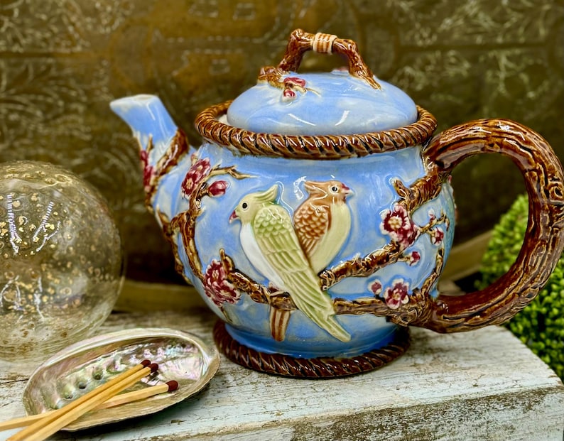 Charming Majolica Style Ceramic Teapot | Dimensional Raised Cockateil ...