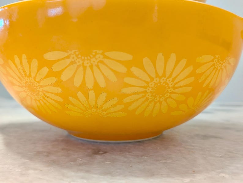 Vintage Pyrex Daisy Cinderella Mixing Bowls – Yellow & Orange | Great ...