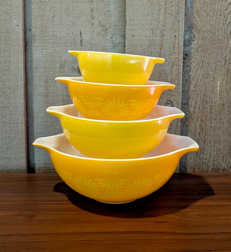 Vintage Pyrex Daisy Cinderella Mixing Bowls – Yellow & Orange | Great ...