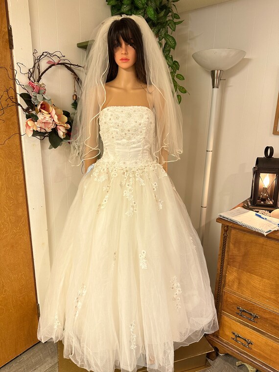 Emery is a stunning vintage wedding dress by lady Ele… - Gem