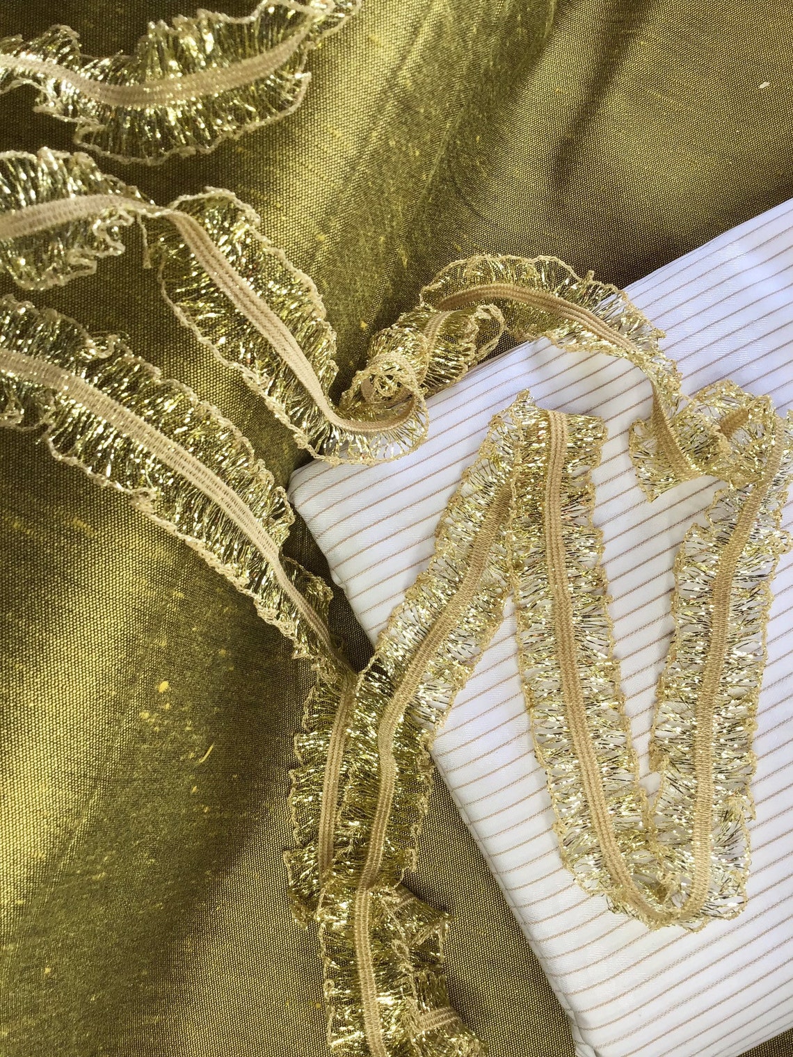 6FT Wrights GOLD METALLIC STRETCH Trim 1" Wide Soft Hand Sparkling Gold ...