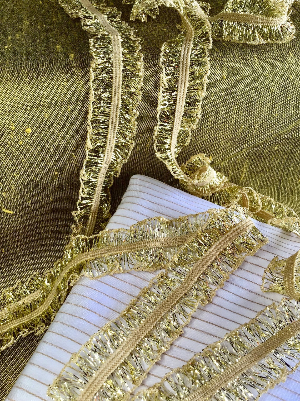 6FT Wrights GOLD METALLIC STRETCH Trim 1" Wide Soft Hand Sparkling Gold ...