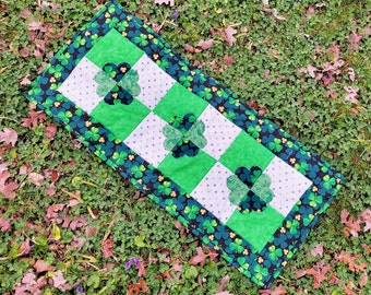 Shamrock Table Runner Pattern, Irish Pattern for St Patricks Day or ...