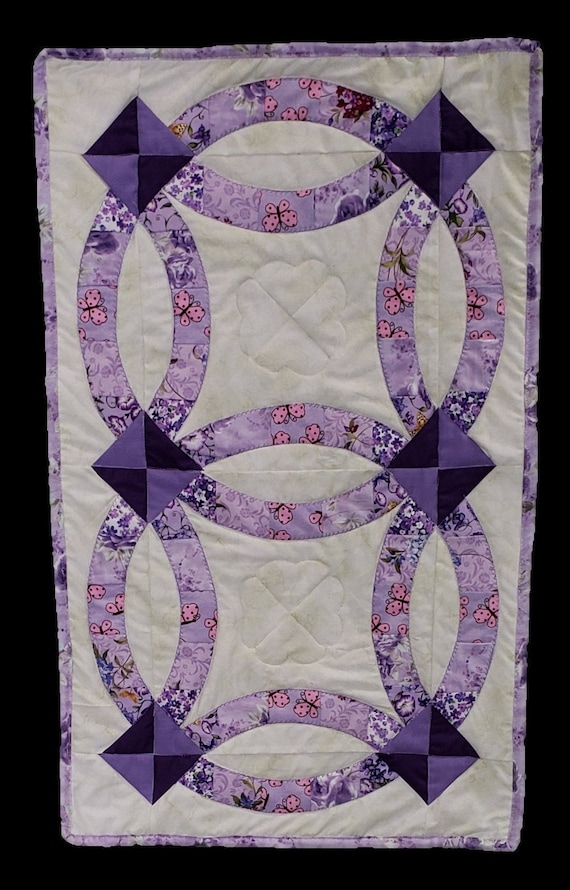 Double wedding ring table runner pattern | Beachweddingtips.com