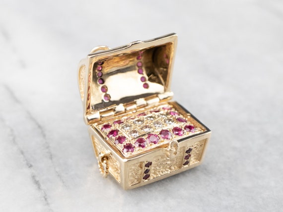 vintage treasure chest - Gem