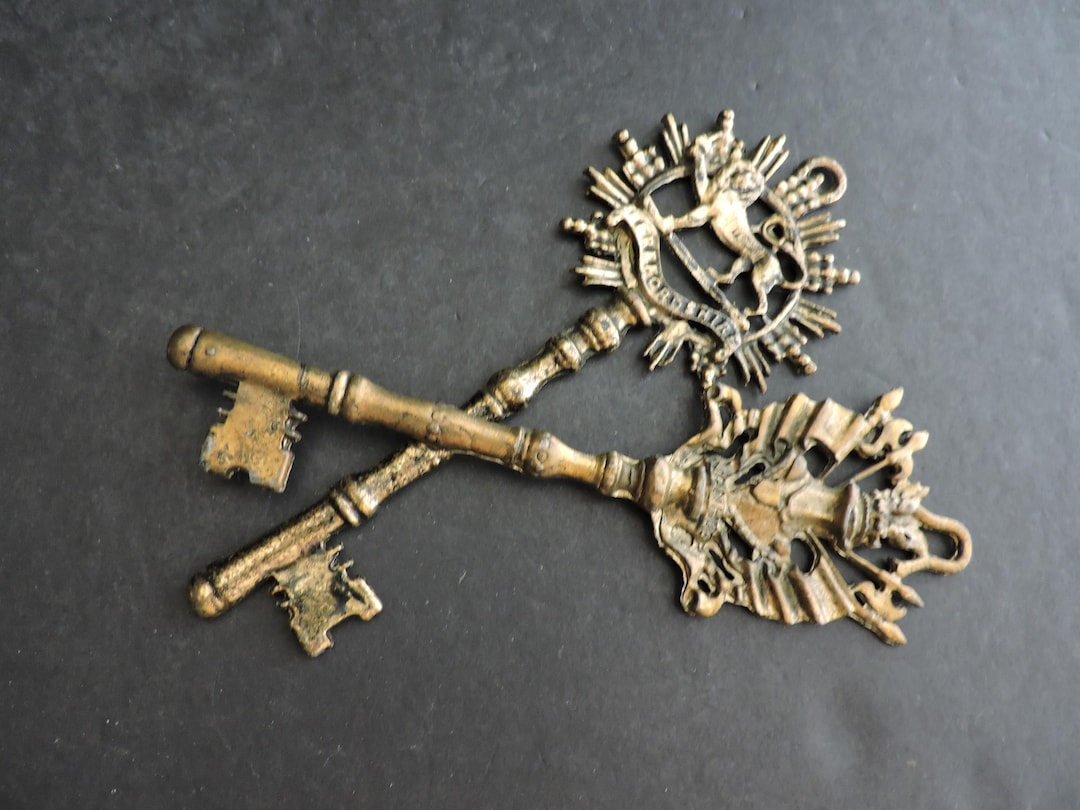 Ornate Medieval Golden Skeleton Keys Foyer Coffee Table Decor ...