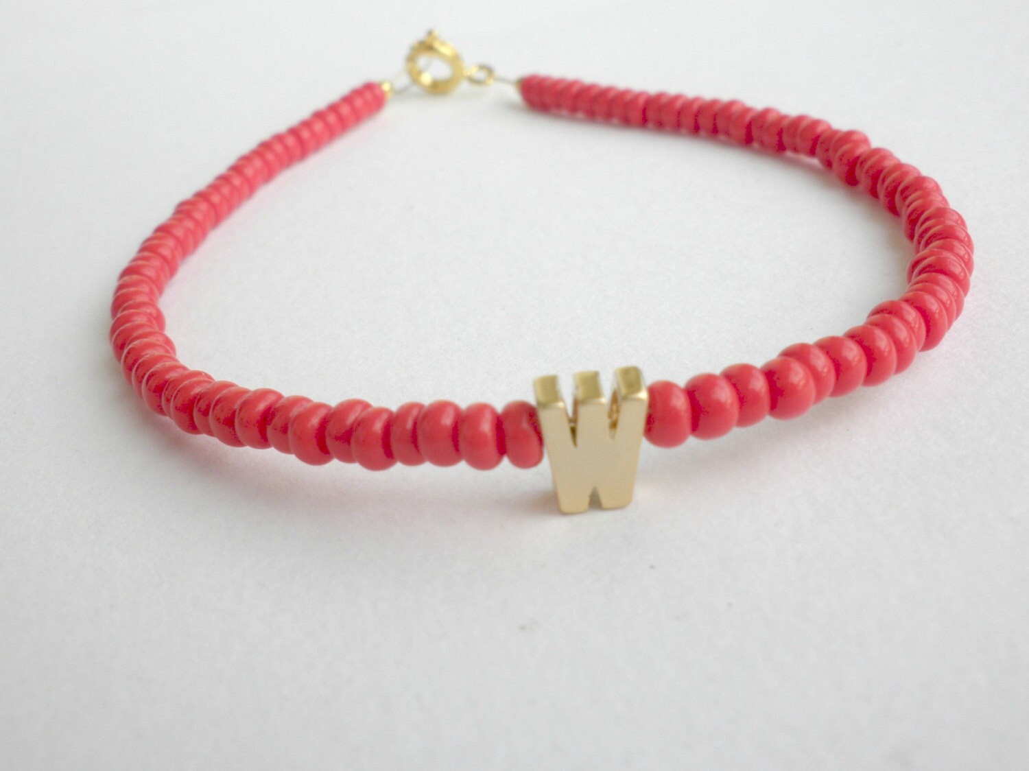 Pulsera de letra inicial diminuta pulsera con cuentas de | Etsy