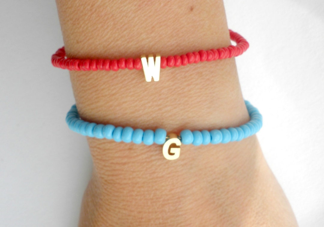 Pulsera de letra inicial diminuta pulsera con cuentas de color rojo ... Pulsera de letra inicial diminuta pulsera con cuentas de color rojo ...