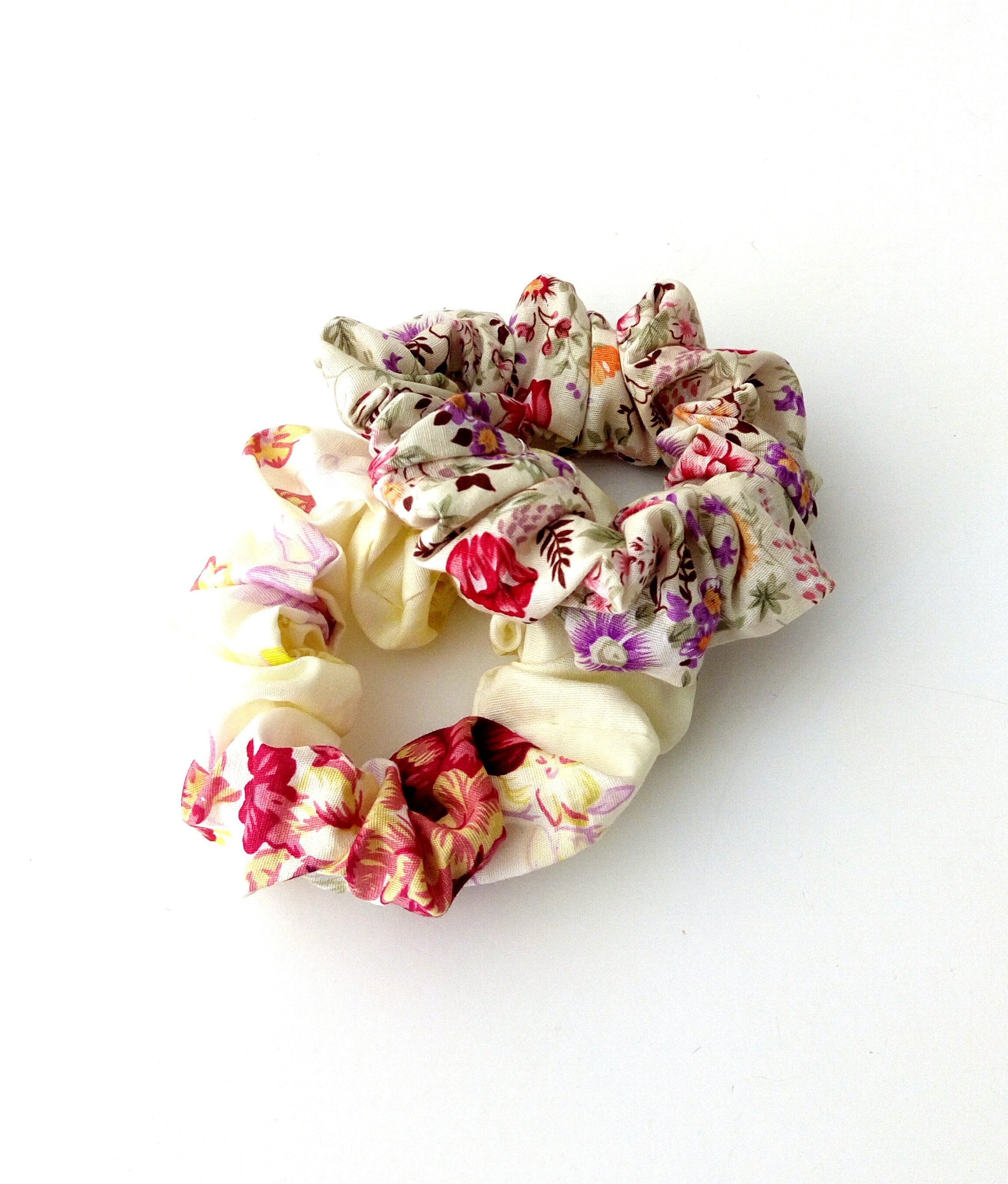 Set scrunchies Retro floral scrunchies, Pink floral scrunchies ...