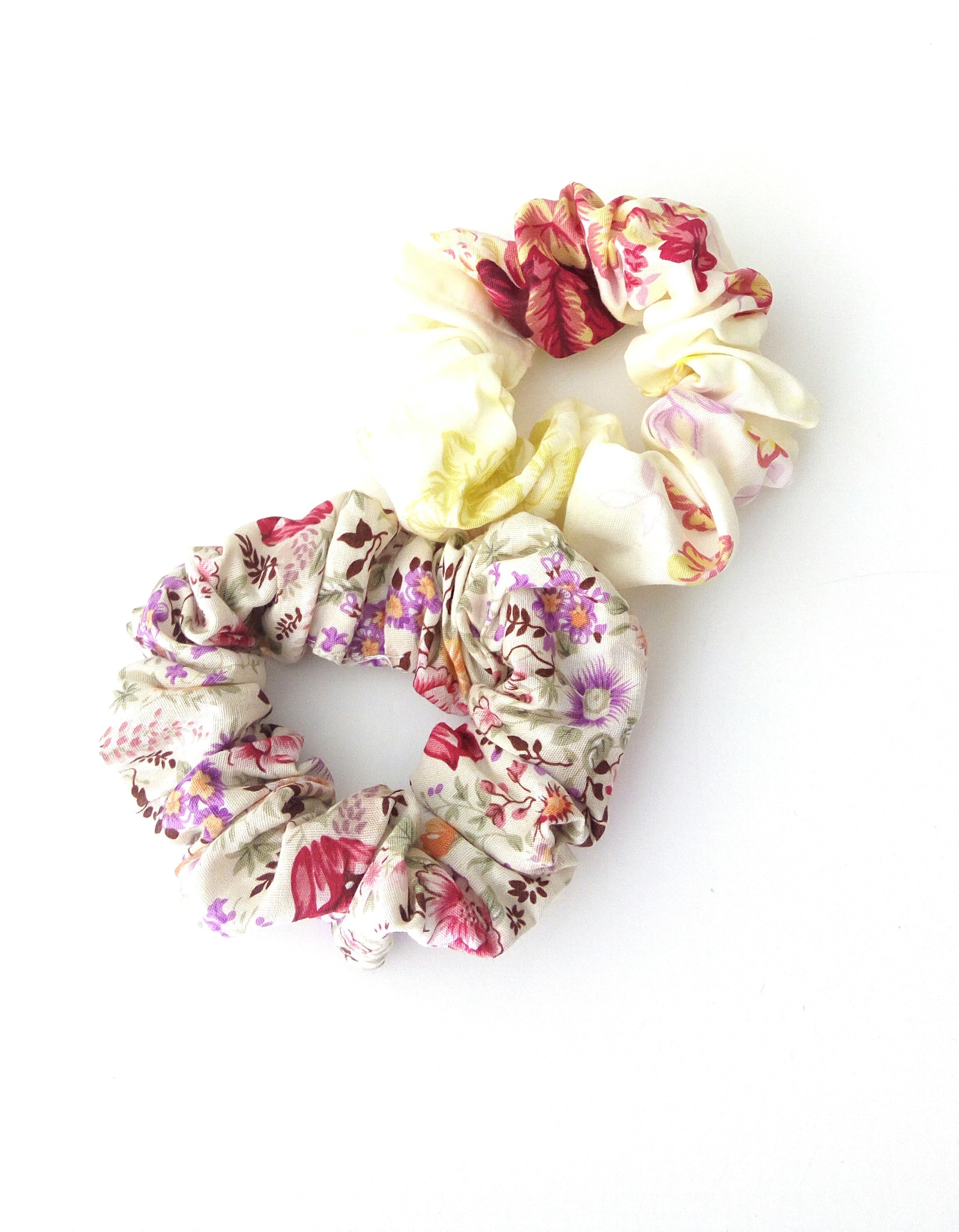 Set scrunchies Retro floral scrunchies, Pink floral scrunchies ...