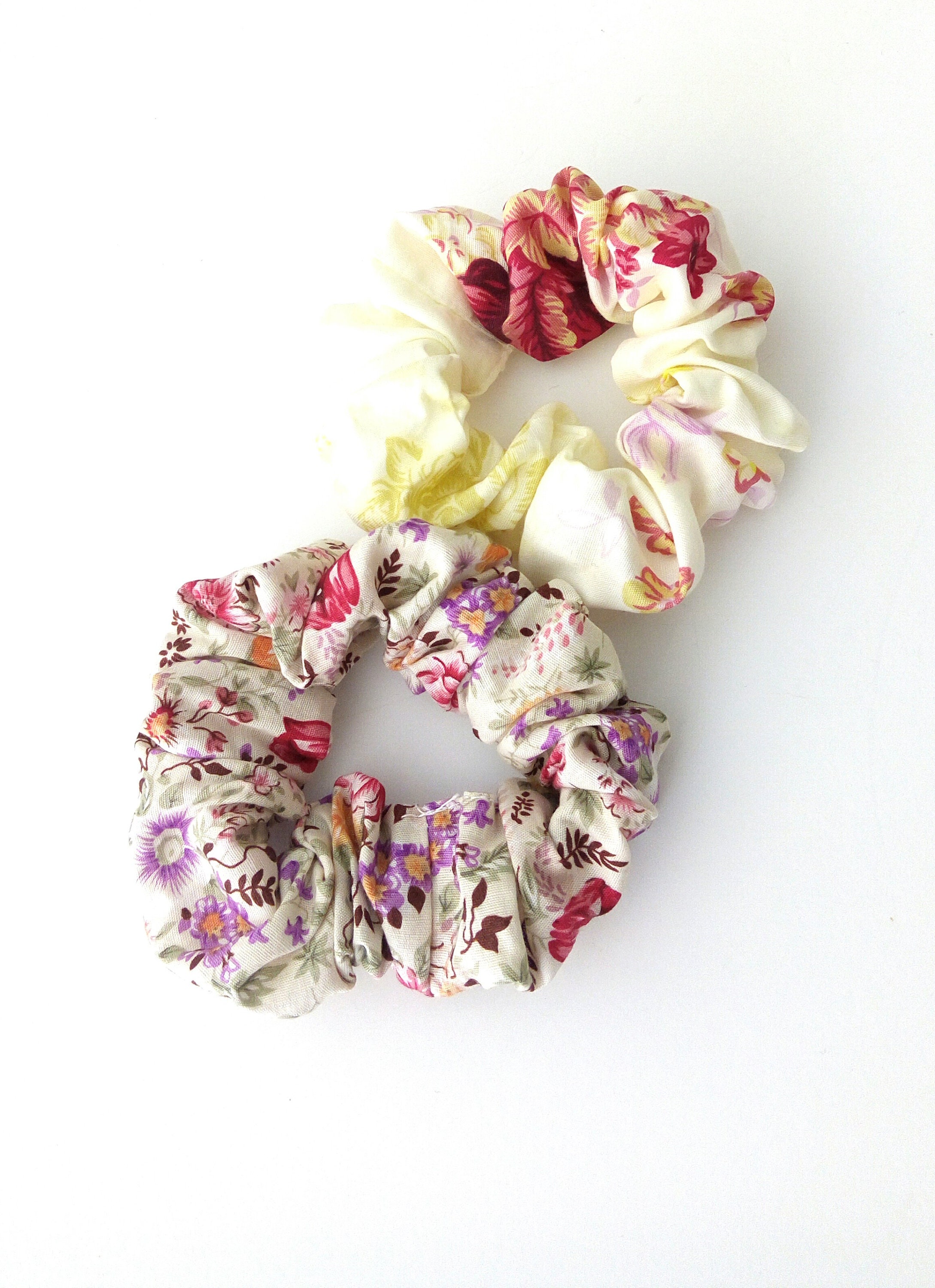 Set scrunchies Retro floral scrunchies, Pink floral scrunchies ...