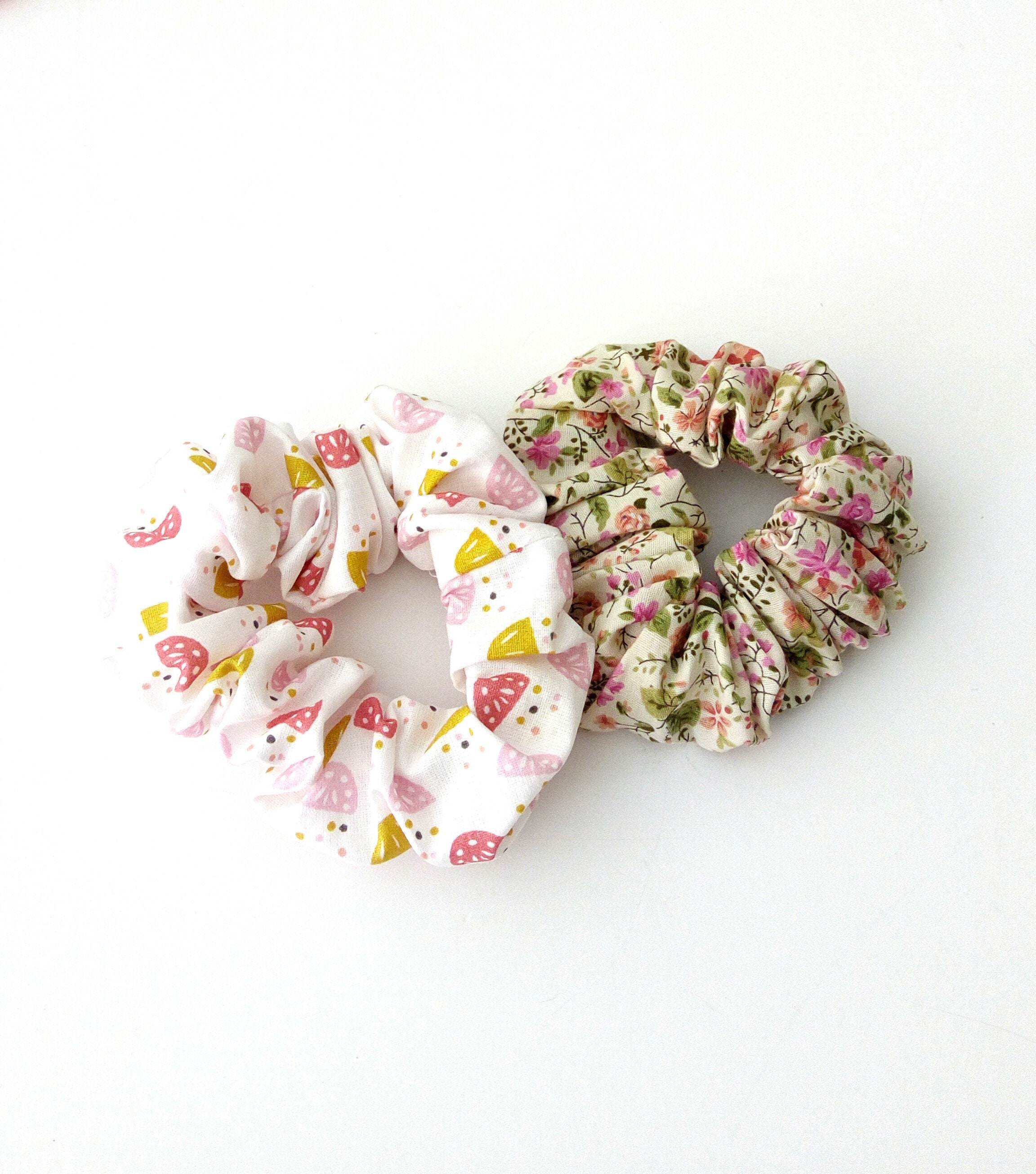 Set scrunchies Retro floral scrunchies, Pink floral scrunchies ...