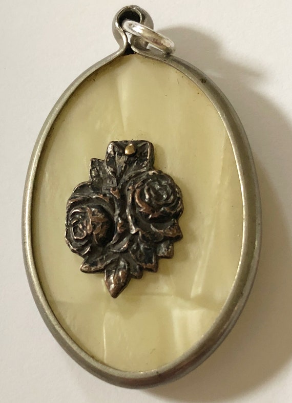 Vintage shell pendant - Gem