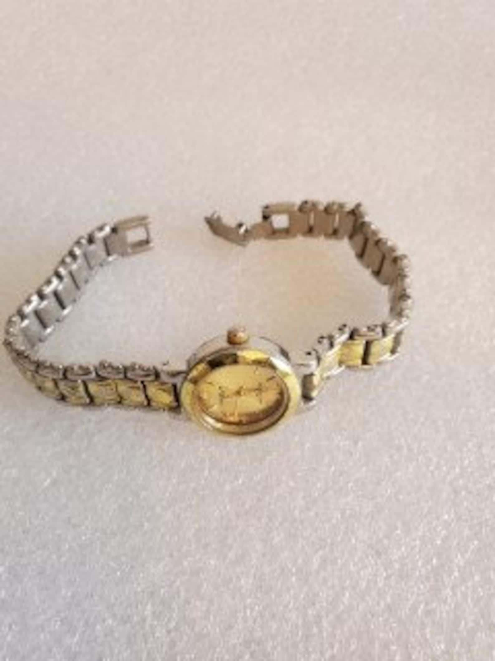 Vintage Ladies clique Quartz Round Gold Face Segmented Band Watch Nice ...