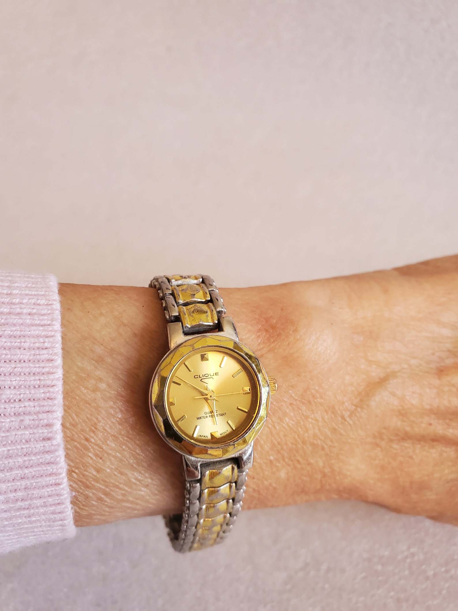 Vintage Ladies "clique" Quartz Round Gold Face & Segmented Band Watch ...
