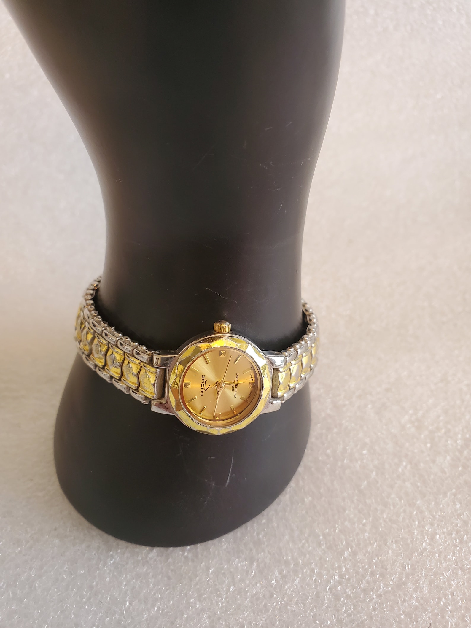 Vintage Ladies clique Quartz Round Gold Face Segmented Band Watch Nice ...