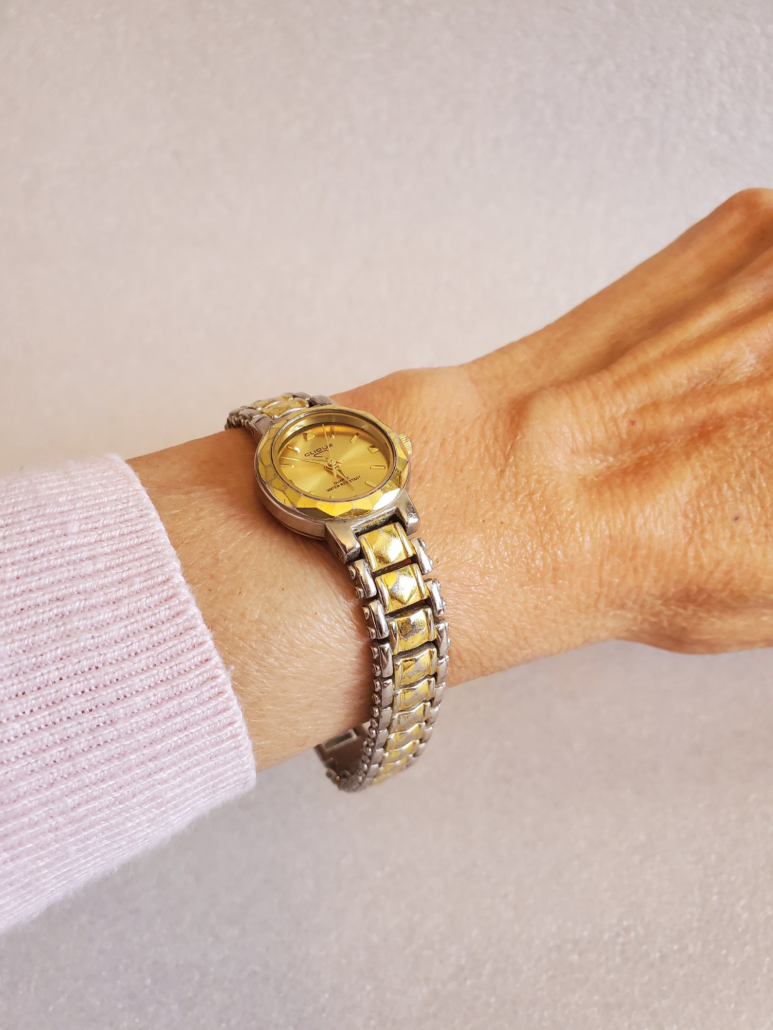 Vintage Ladies clique Quartz Round Gold Face Segmented Band Watch Nice ...