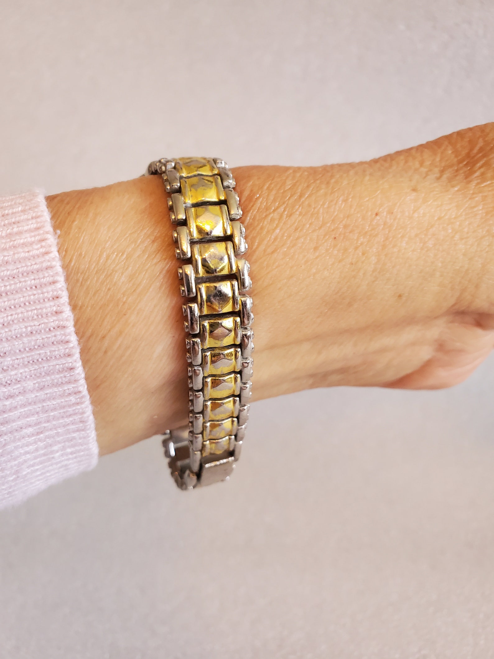 Vintage Ladies clique Quartz Round Gold Face Segmented Band Watch Nice ...