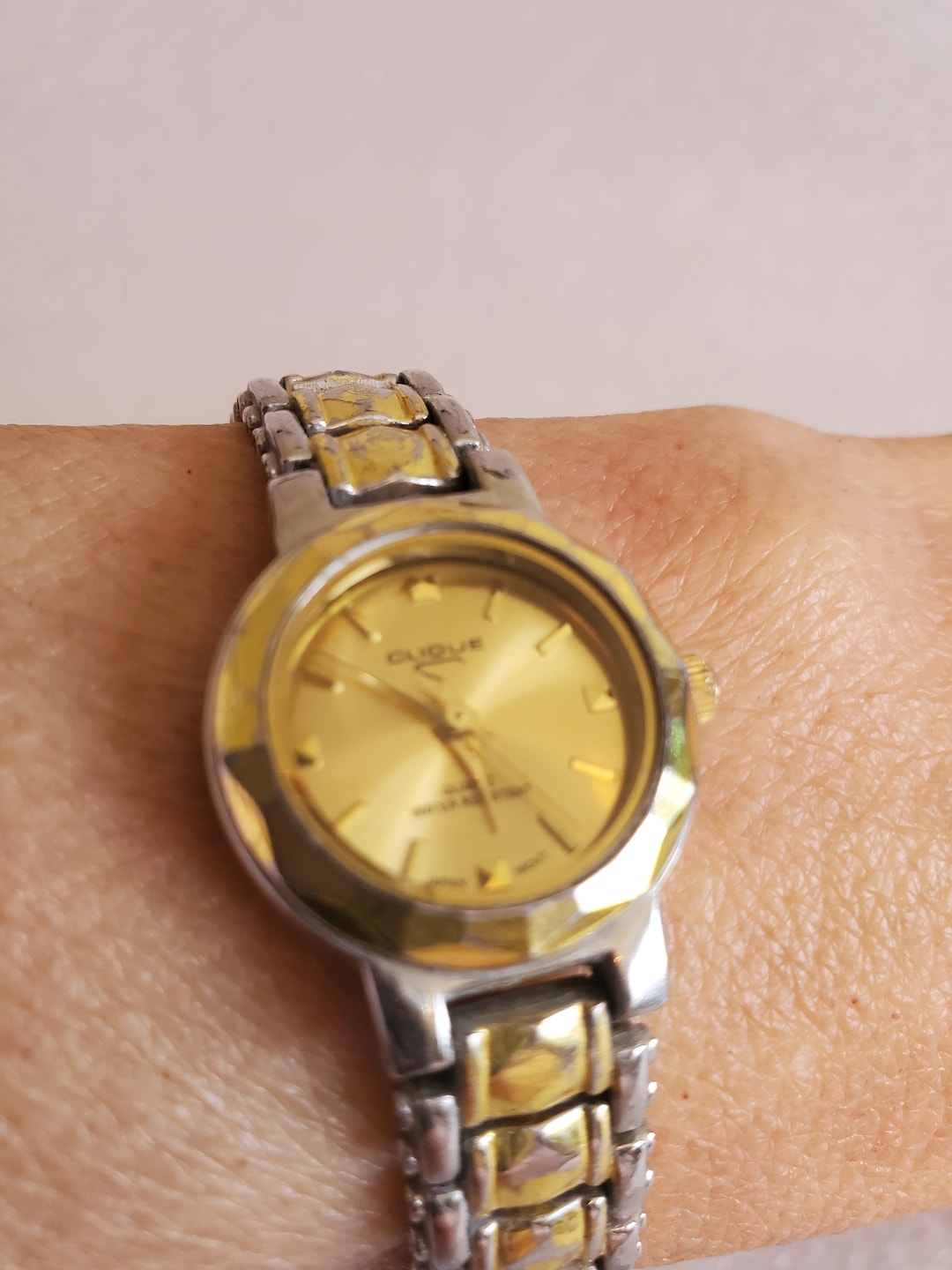Vintage Ladies "clique" Quartz Round Gold Face & Segmented Band Watch ...