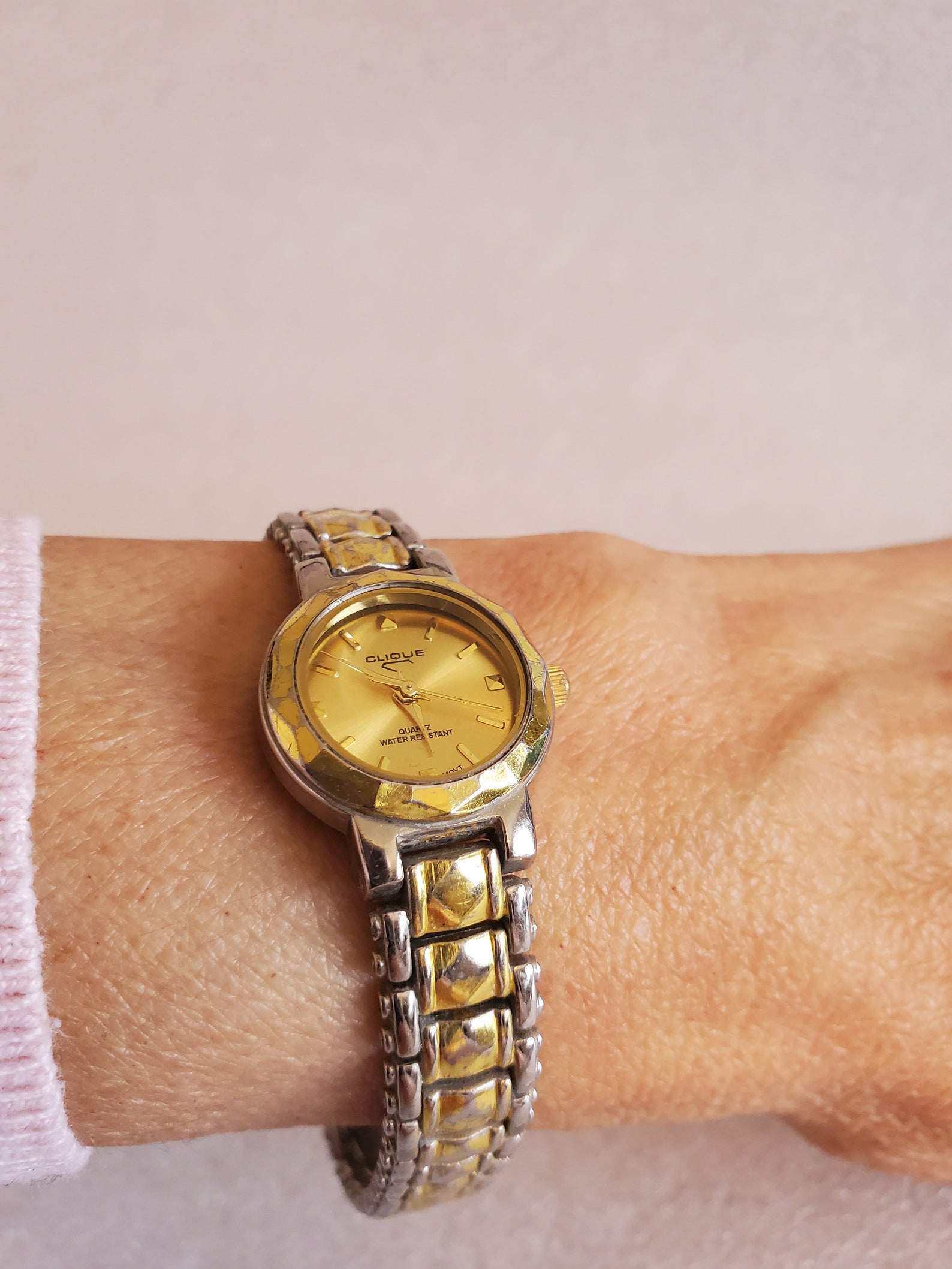 Vintage Ladies clique Quartz Round Gold Face Segmented Band Watch Nice ...