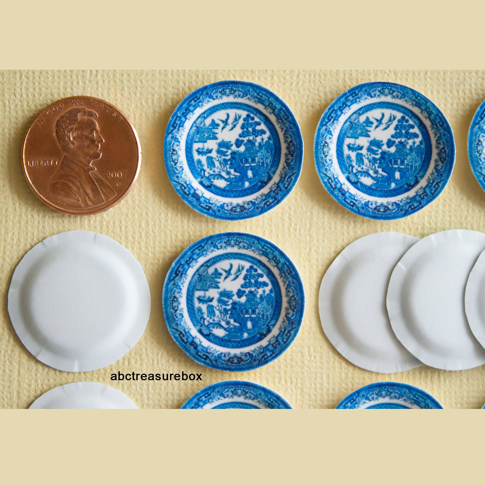 Set of 12 Blue Willow Miniature Paper Plates, 1:12 Scale Dollhouse ...