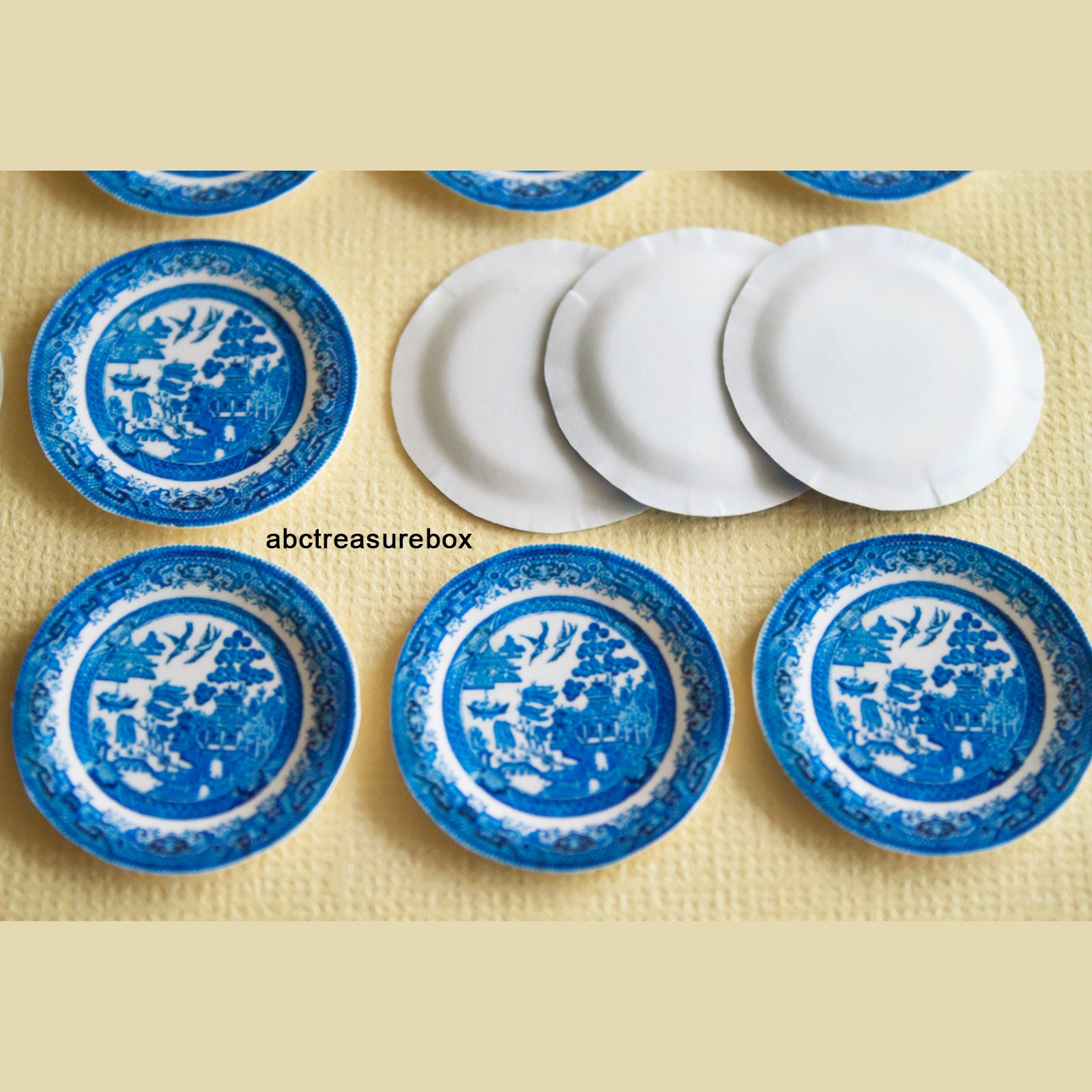 Set of 12 Blue Willow Miniature Paper Plates, 1:12 Scale Dollhouse ...