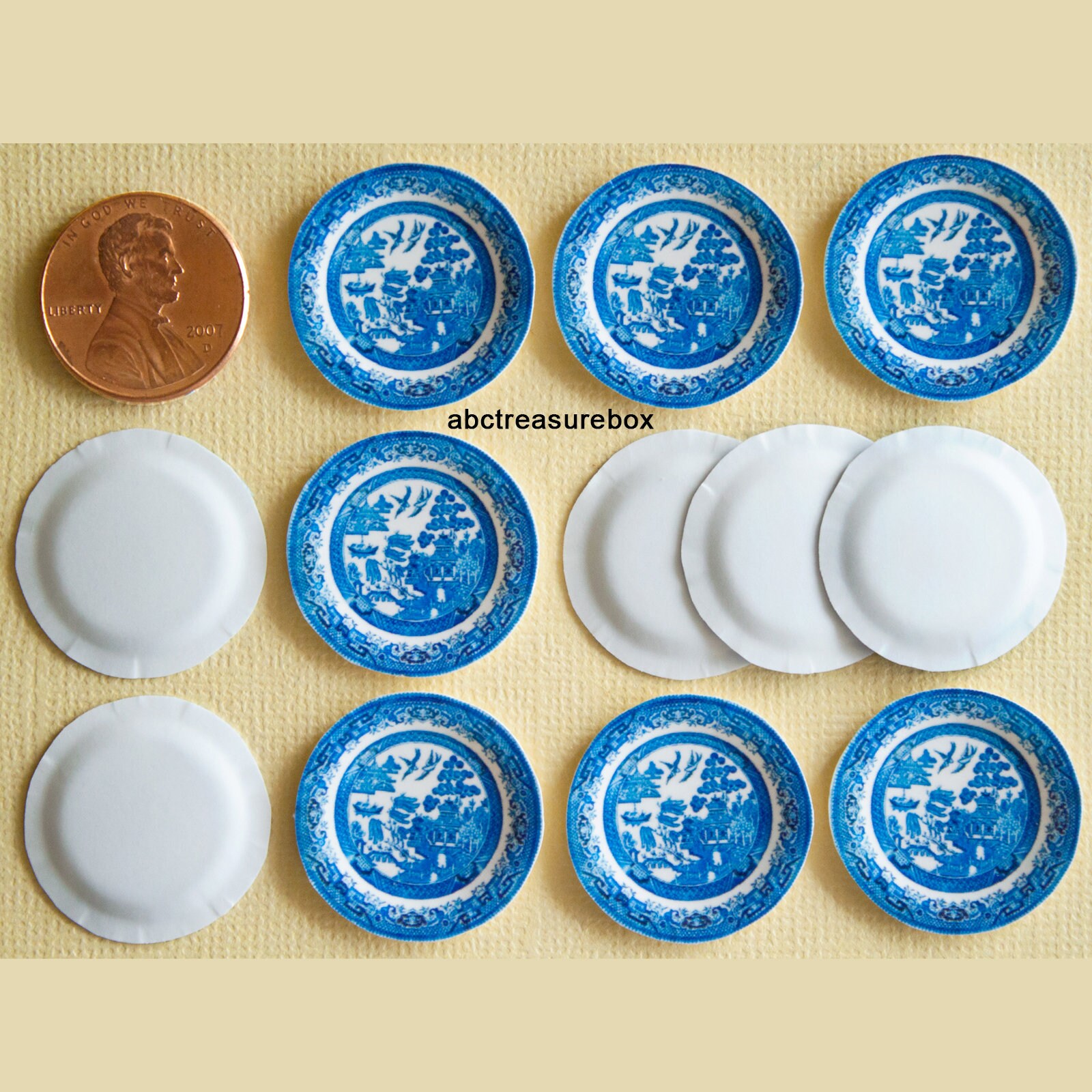 Set of 12 Blue Willow Miniature Paper Plates, 1:12 Scale Dollhouse ...