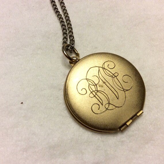 Monogrammed gold metal locket BDE. - Gem