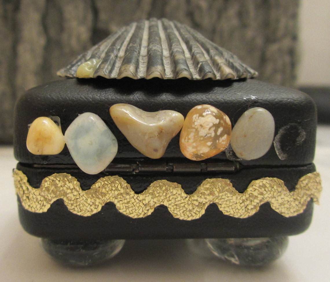 Pearl, a Clamshell Jewelry Box - Etsy
