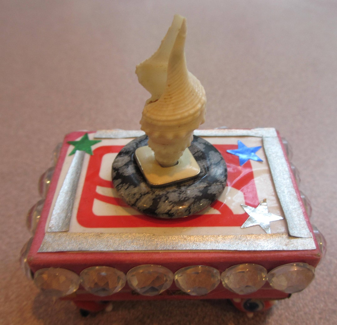 Rudy, a Tiny Cardboard Box - Etsy