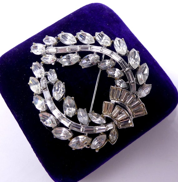 Vintage large silver tone & rhinestone brooch - Gem
