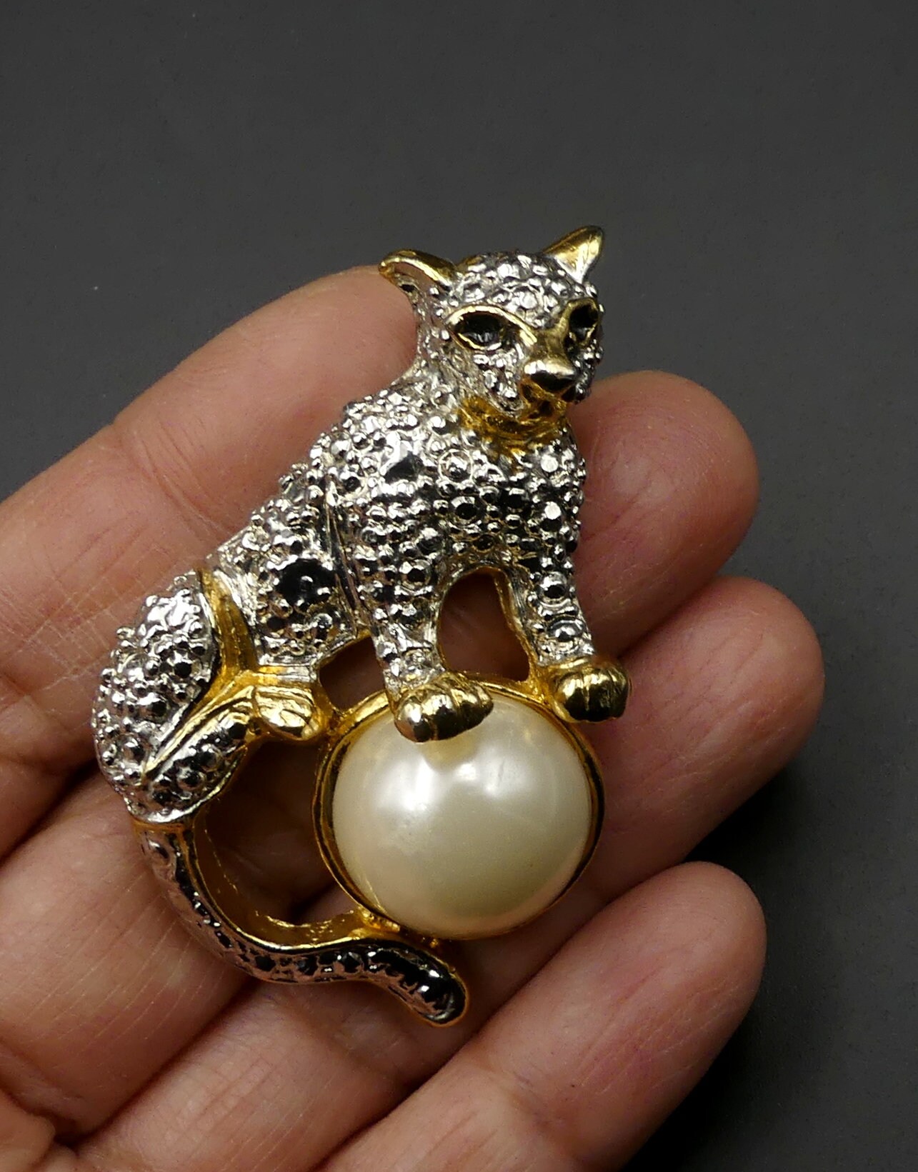 Leopard brooch vintage store