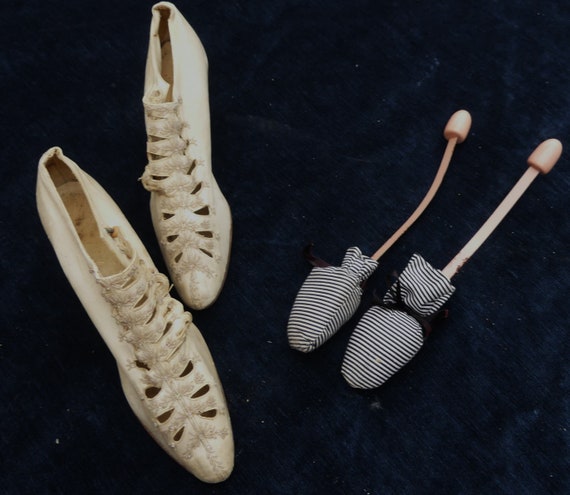Antique 19th C Victorian leather high heel shoes w be… - Gem
