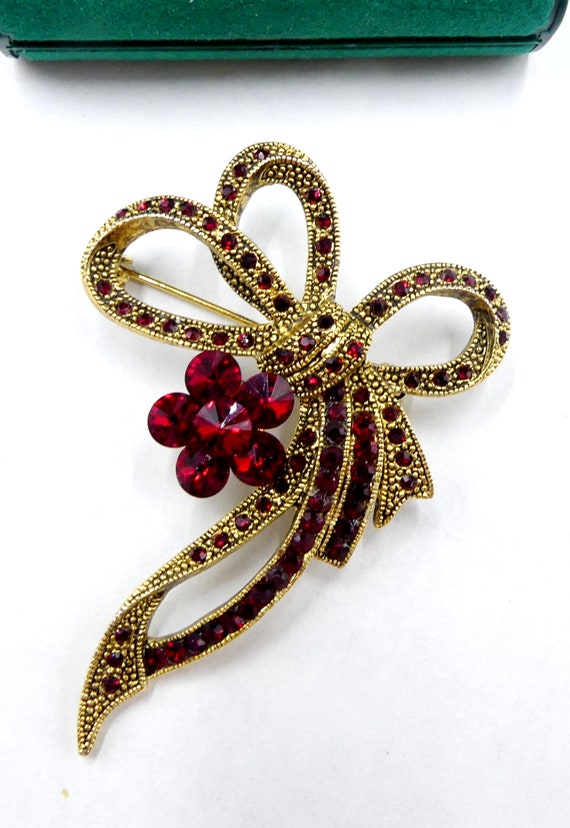 A antique rhinestone brooch - Gem