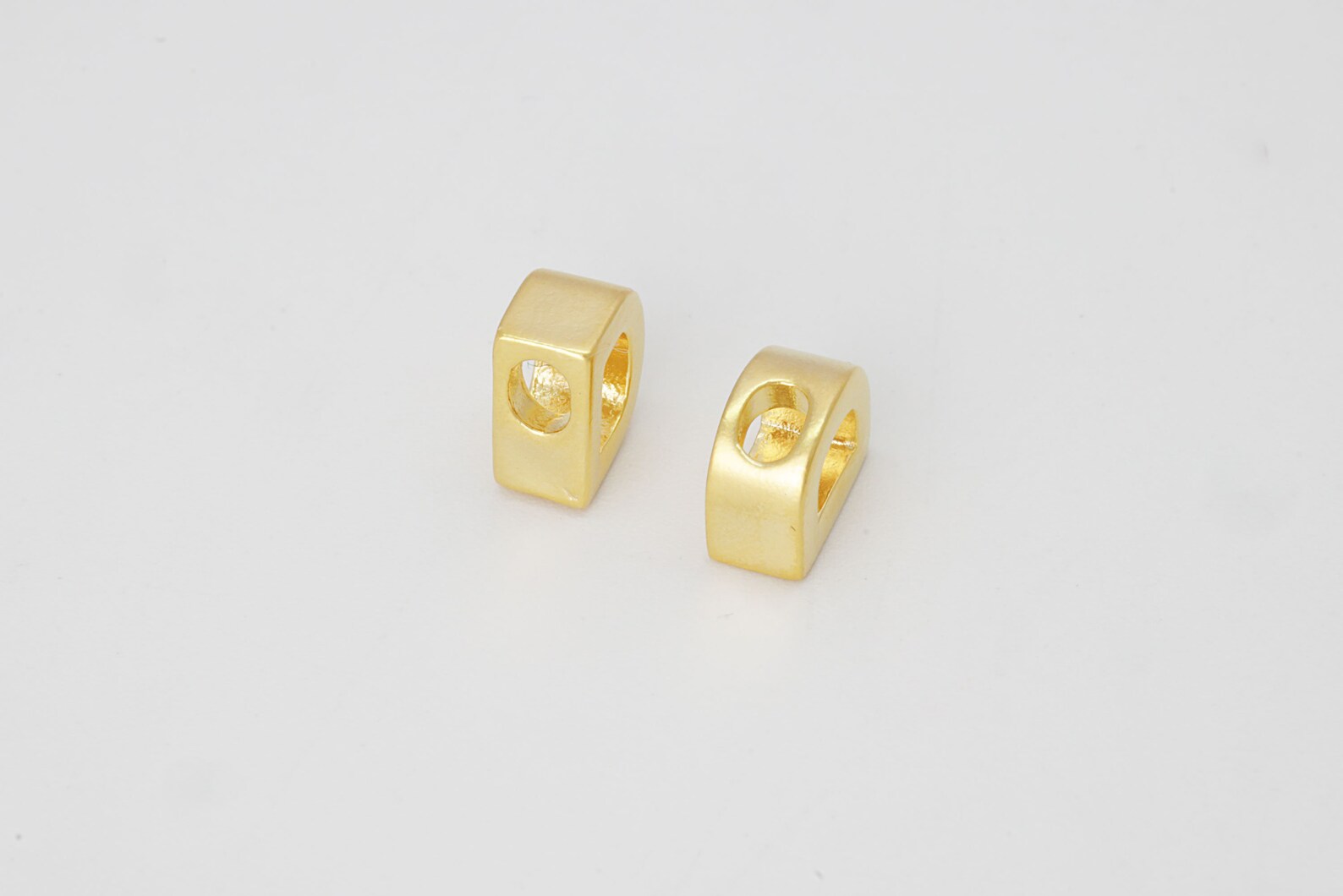 Alphabet D, AD-G11, 2 Pcs, 7.6x6.5x4.1mm, Hole Size 2.0x3.1mm, Capital ...