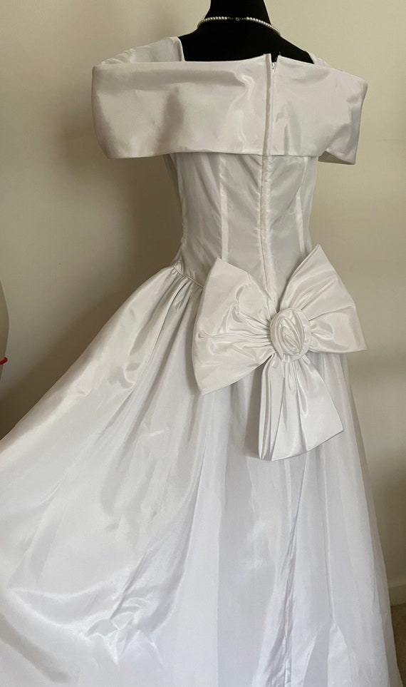 Elegant 1980s Princess Form Fitting Satin finish Taff… - Gem