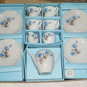 Toy China 13pc Childs Tea Set, Woolworths Blue Rose Pattern on White ...