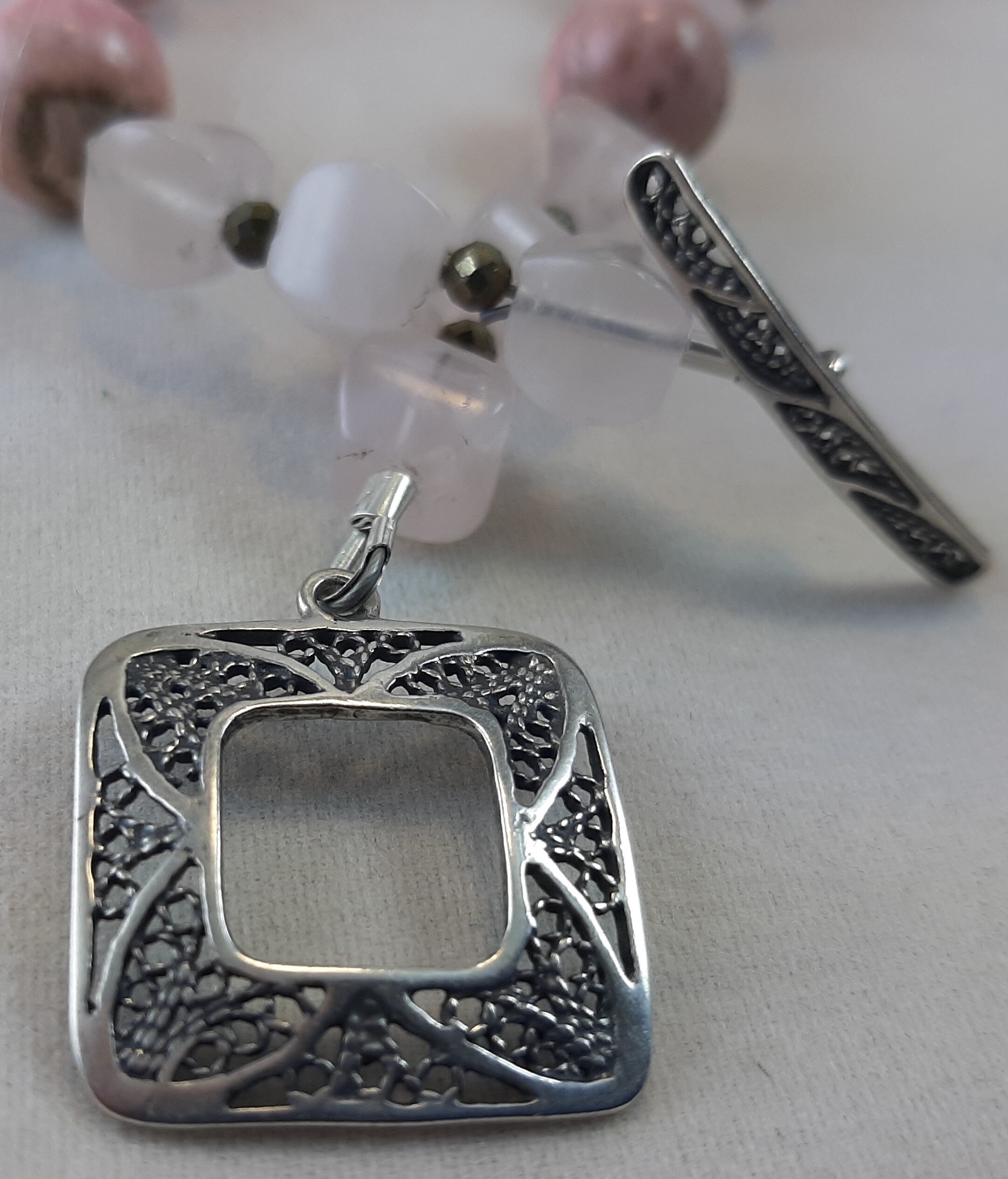 Agate rubanée, thulite, quartz rose, pyrite, collier en argent sterling ...