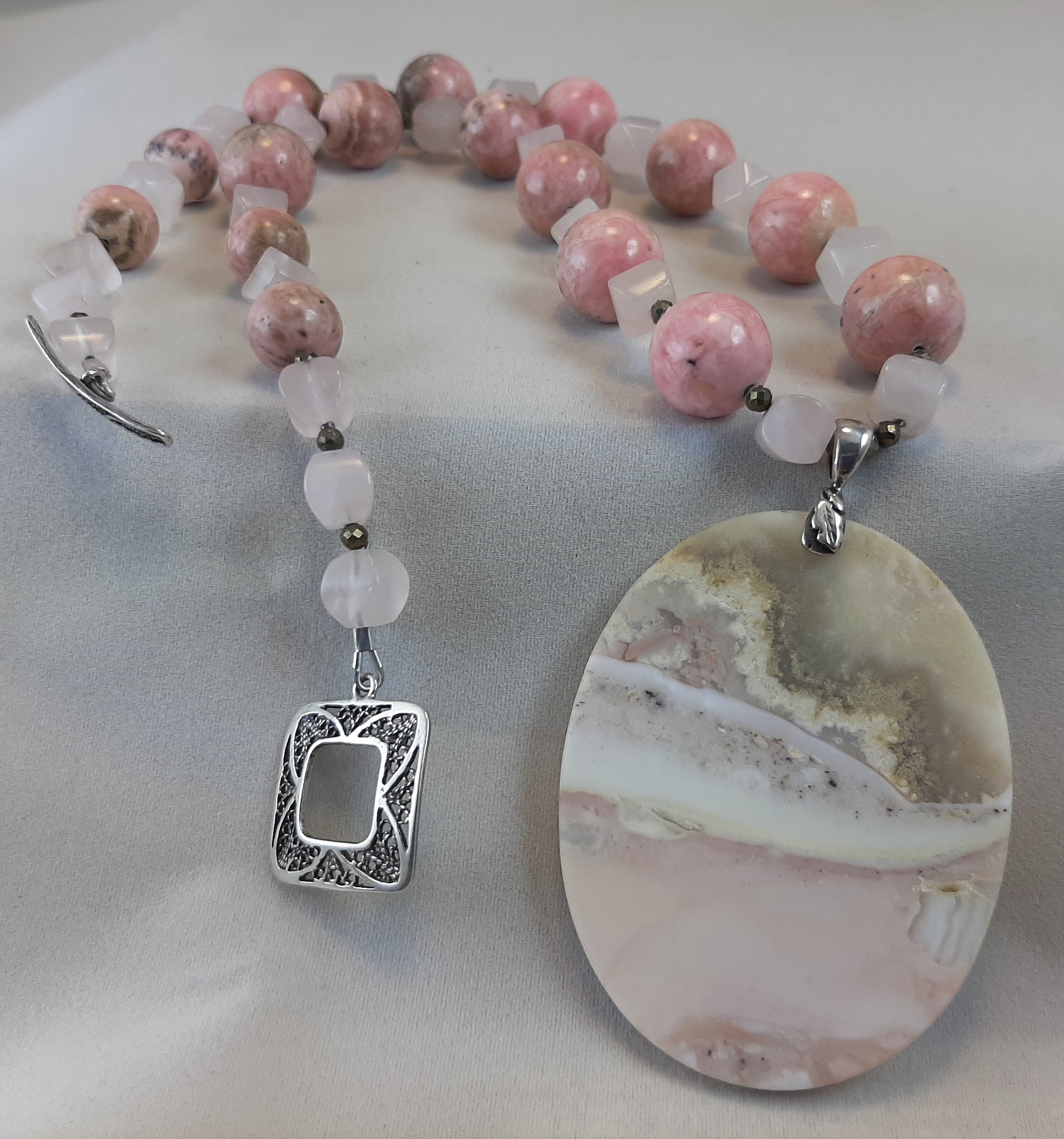 Agate rubanée, thulite, quartz rose, pyrite, collier en argent sterling ...
