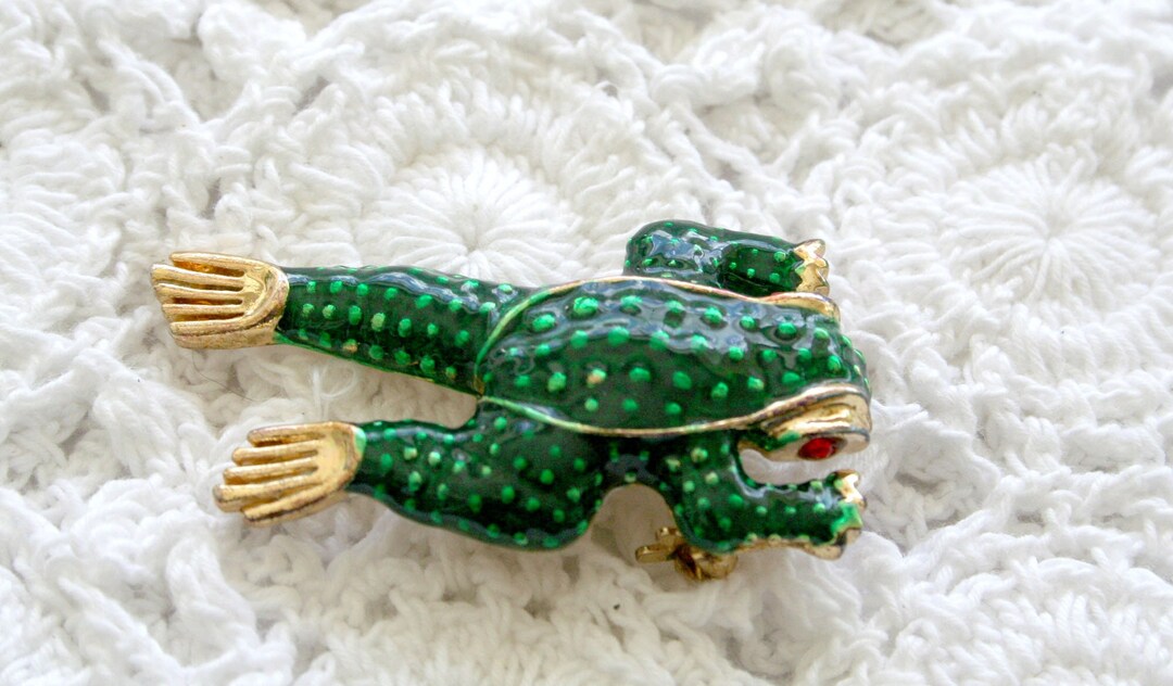 Vintage Climbing Frog Pin Unusual Shape Green Textured Enamel Red ...